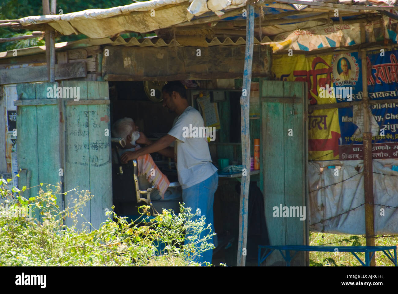 Indian Barber giving a customer a shave Stock Photo - Alamy