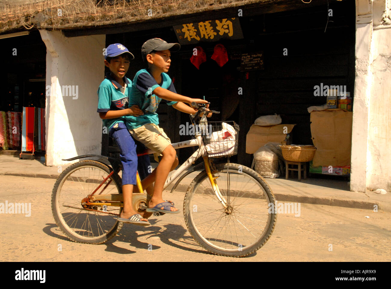 Vietnamese children on bicycles hi-res stock photography and images - Alamy