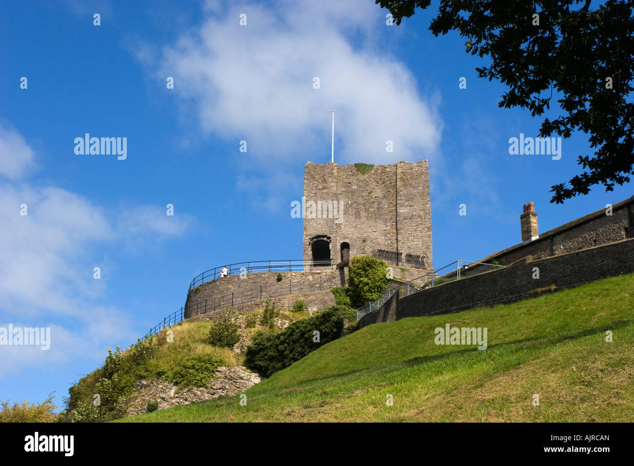 The keep and grounds of Clitheroe Castle Stock Photo - Alamy