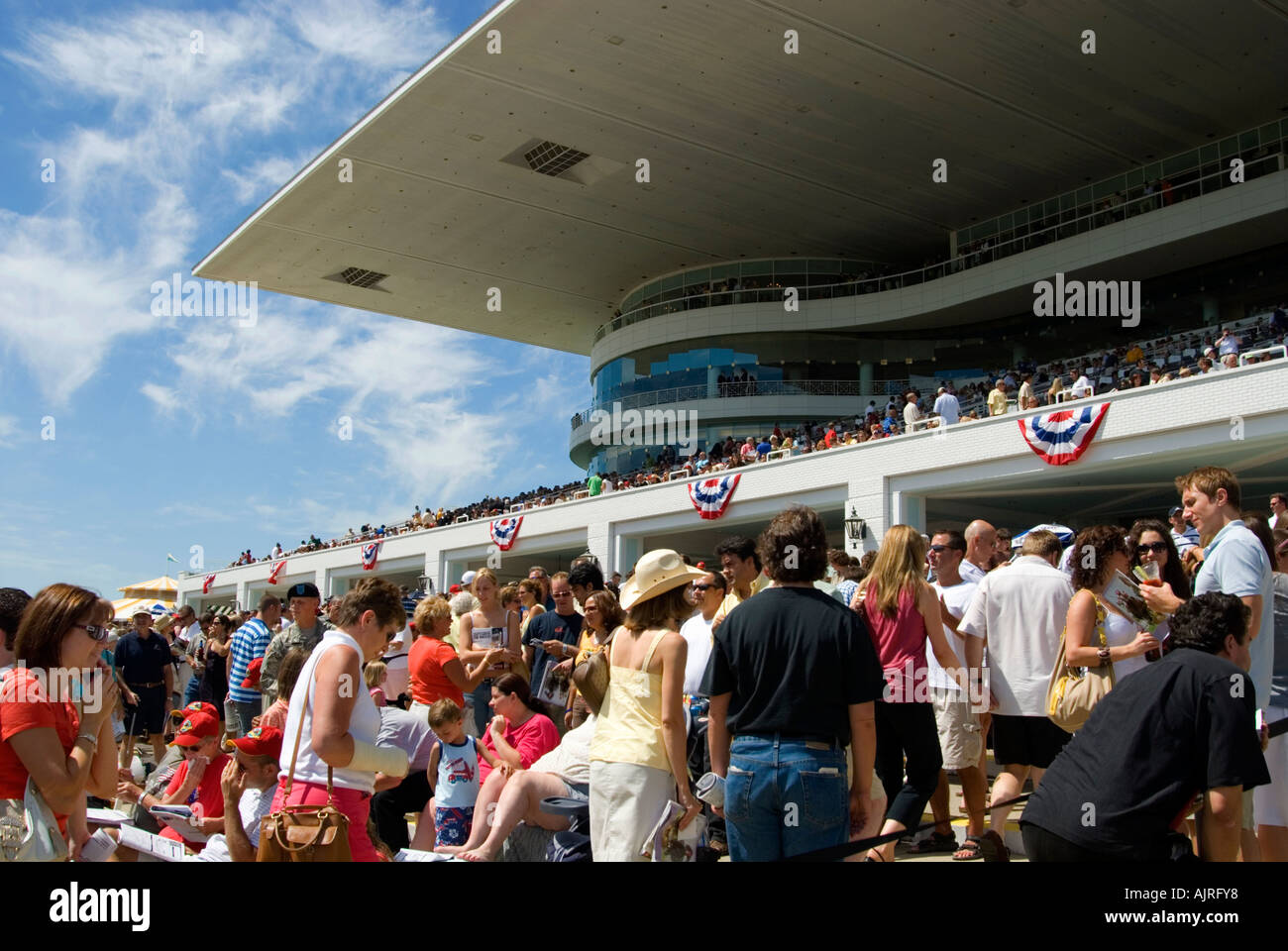 Horse racing crowd hi-res stock photography and images - Alamy