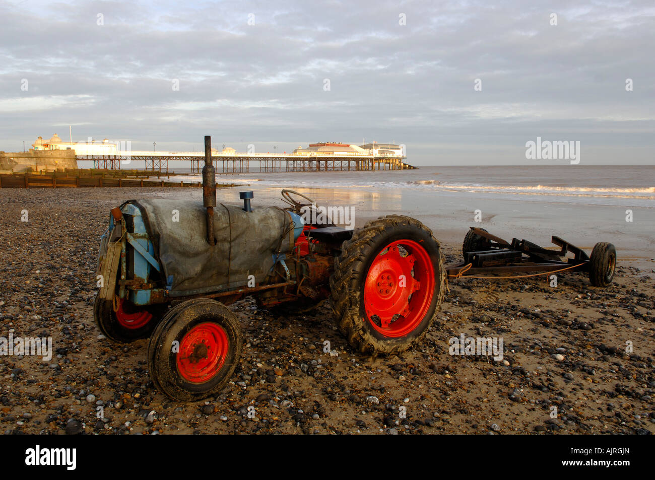 Red tractor sand hi-res stock photography and images - Alamy