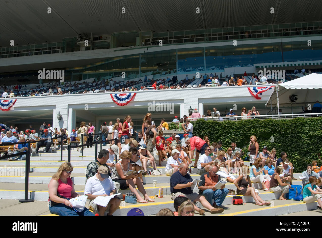 Crowds people horse racing hi-res stock photography and images - Alamy