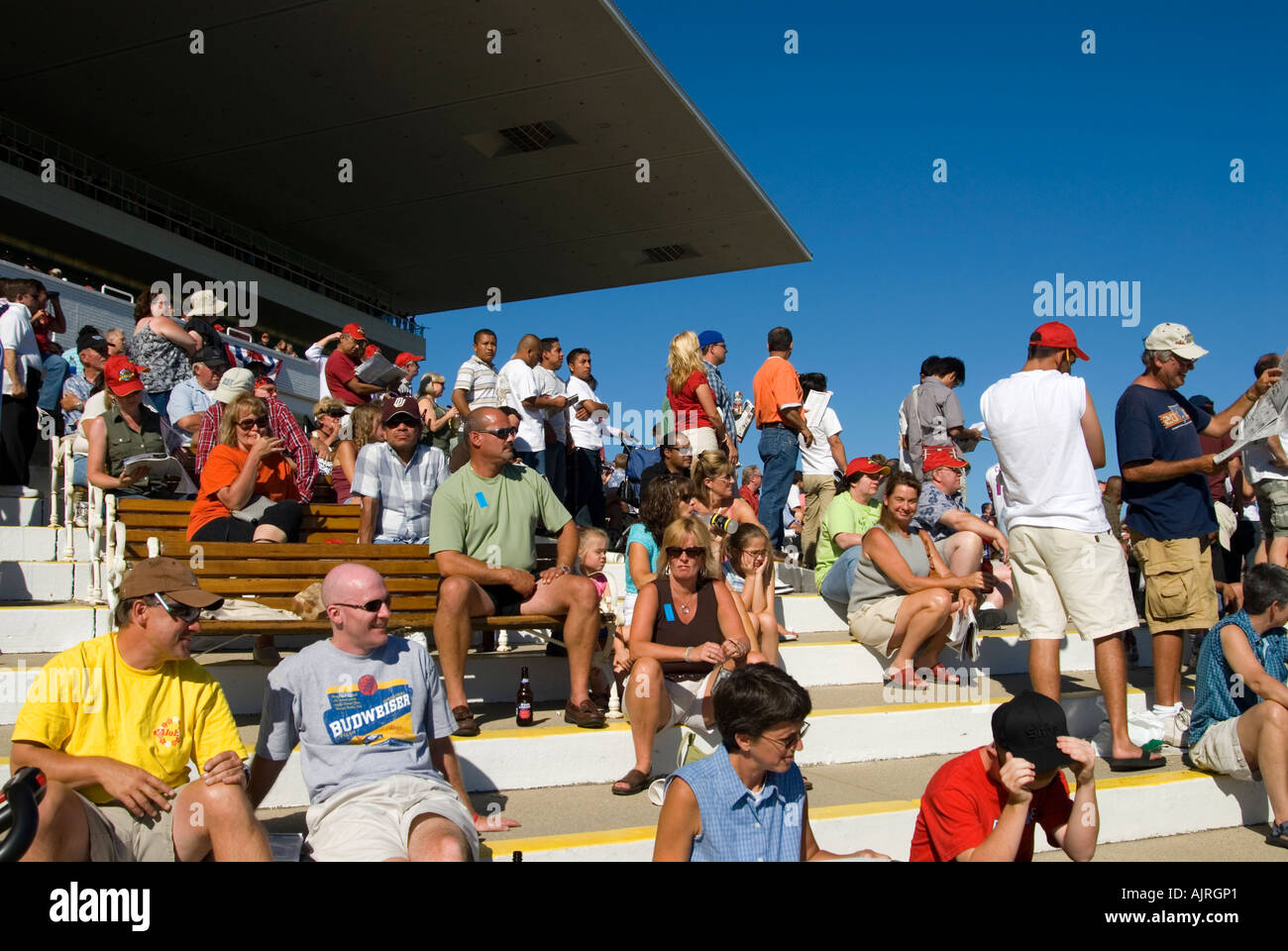 Horse racing crowd hi-res stock photography and images - Alamy
