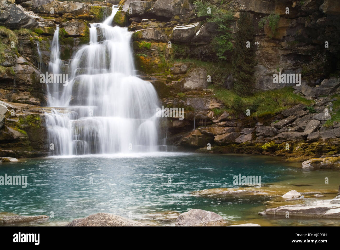 Spain pyrenees ordessa waterfall hi-res stock photography and images ...