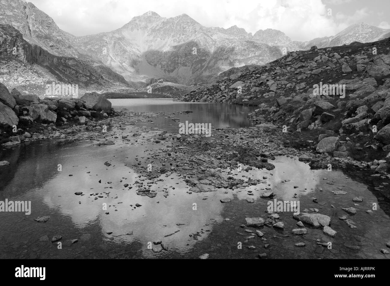 The beautiful mountain scenery and the lakes of the Parque Nacional de ...