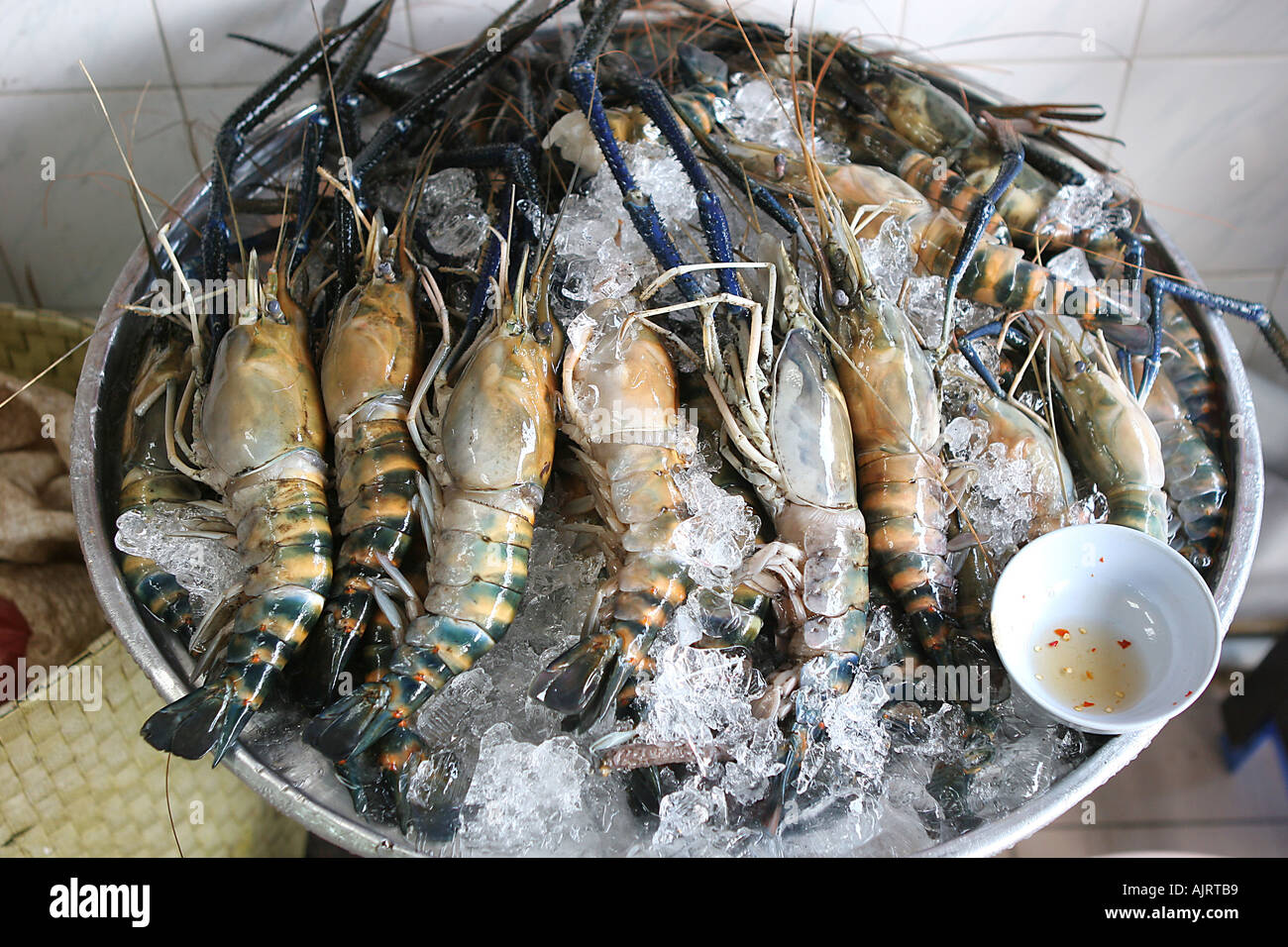 Lobsters on display hi-res stock photography and images - Alamy