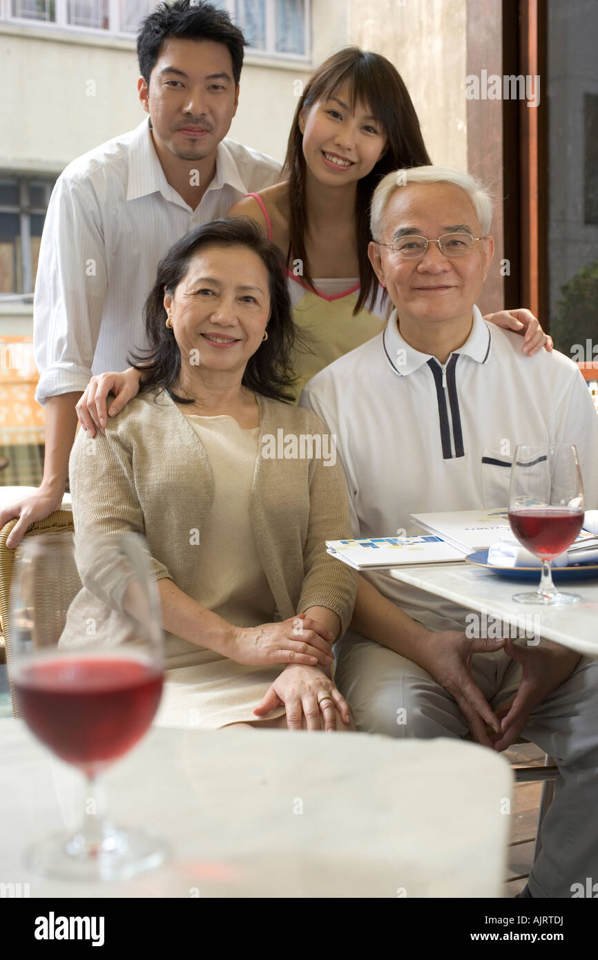 Portrait of parents and their two children smiling Stock Photo - Alamy