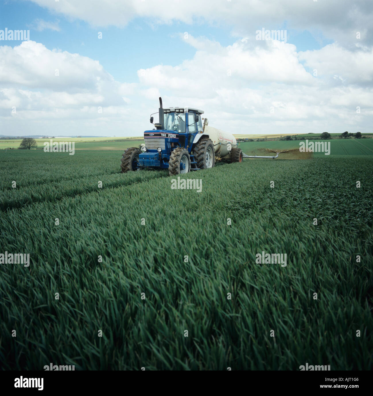 Fertiliser spreading hampshire hi-res stock photography and images - Alamy