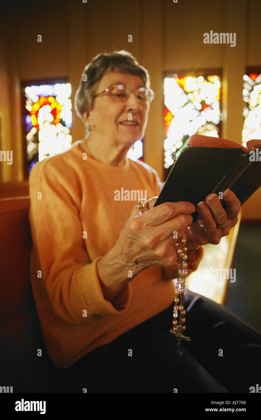 Elderly lady reading bible hi-res stock photography and images - Alamy