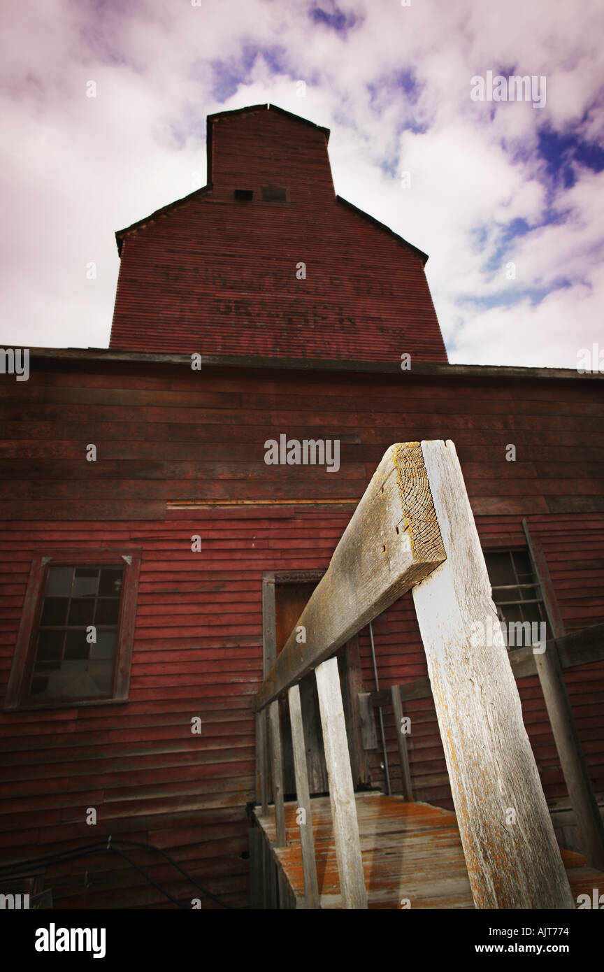 Walkway to grain elevator hi-res stock photography and images - Alamy