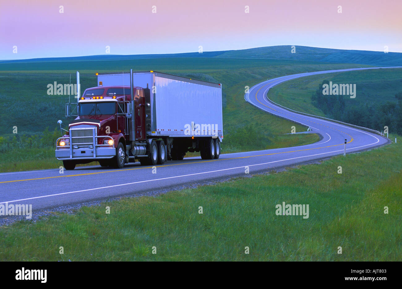 Semi truck on open road hi-res stock photography and images - Alamy