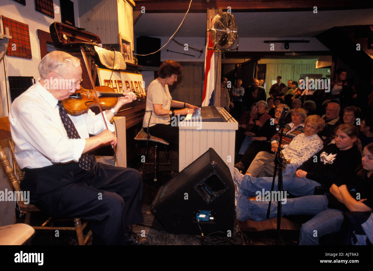 Fiddler concert crowd hi-res stock photography and images - Alamy