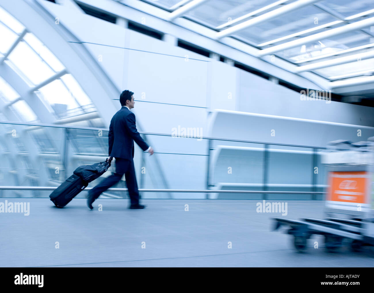 Side profile of a businessman pulling his luggage Stock Photo - Alamy