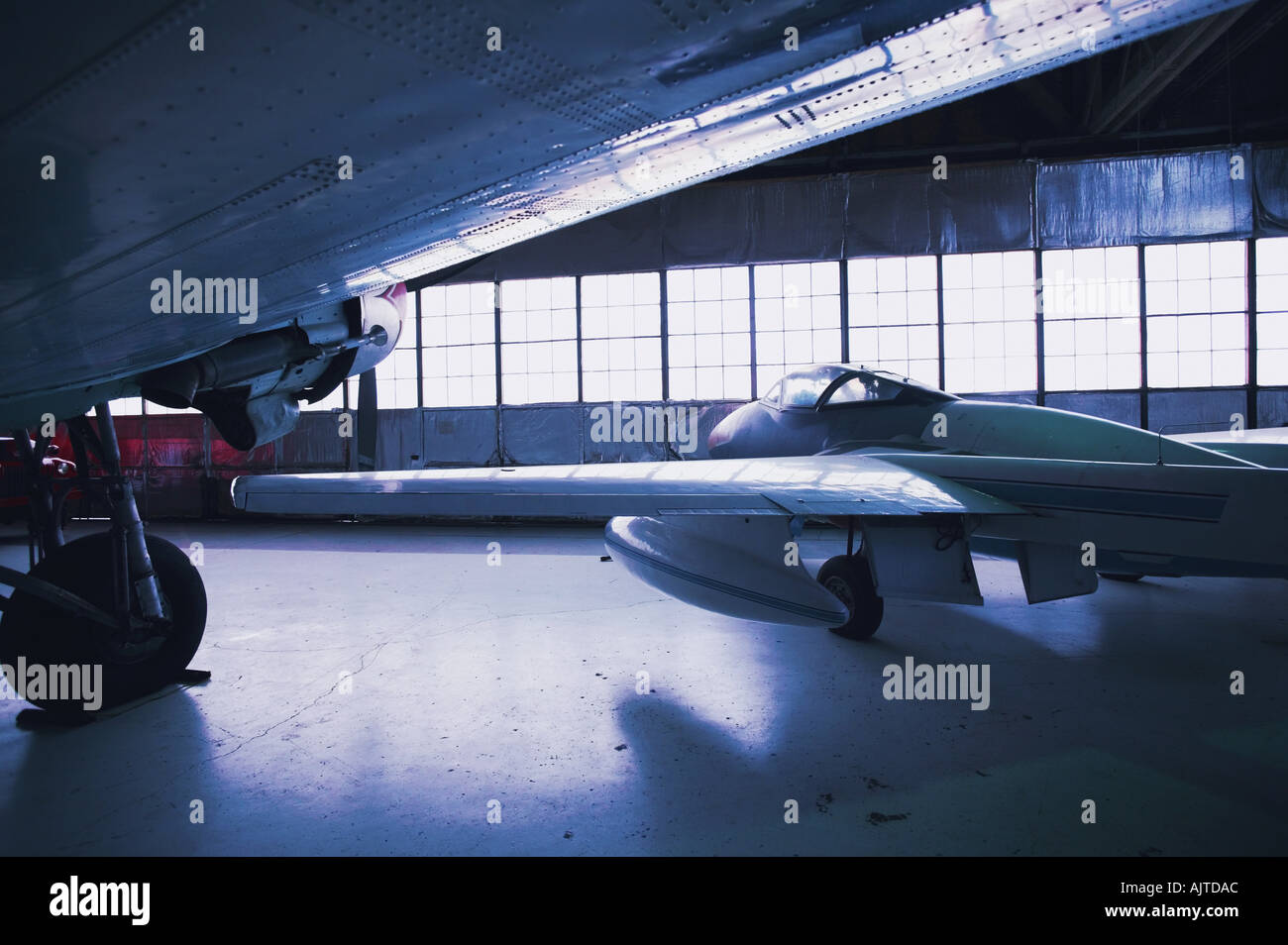 Large aeroplane hangar hi-res stock photography and images - Alamy