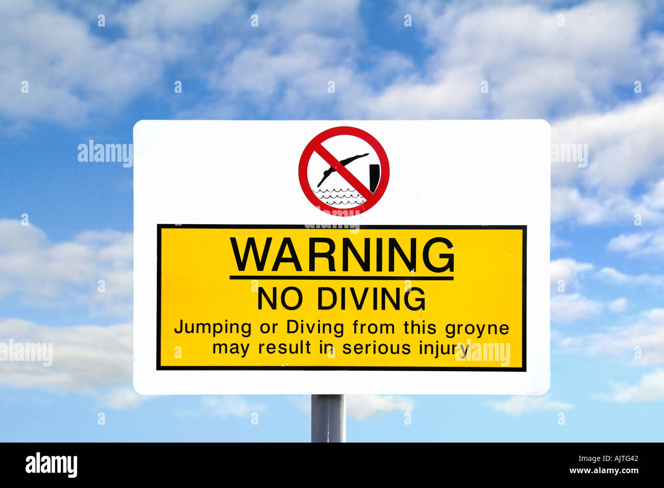 Warning sign saying no jumping or diving Stock Photo - Alamy