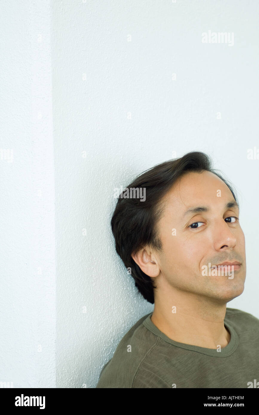 Man smiling at camera, portrait Stock Photo - Alamy
