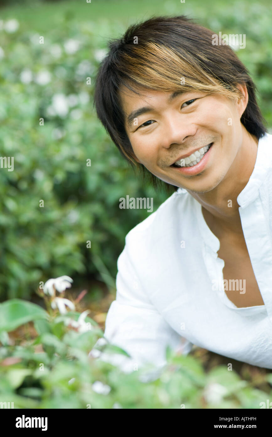 Man smiling at camera, portrait Stock Photo - Alamy