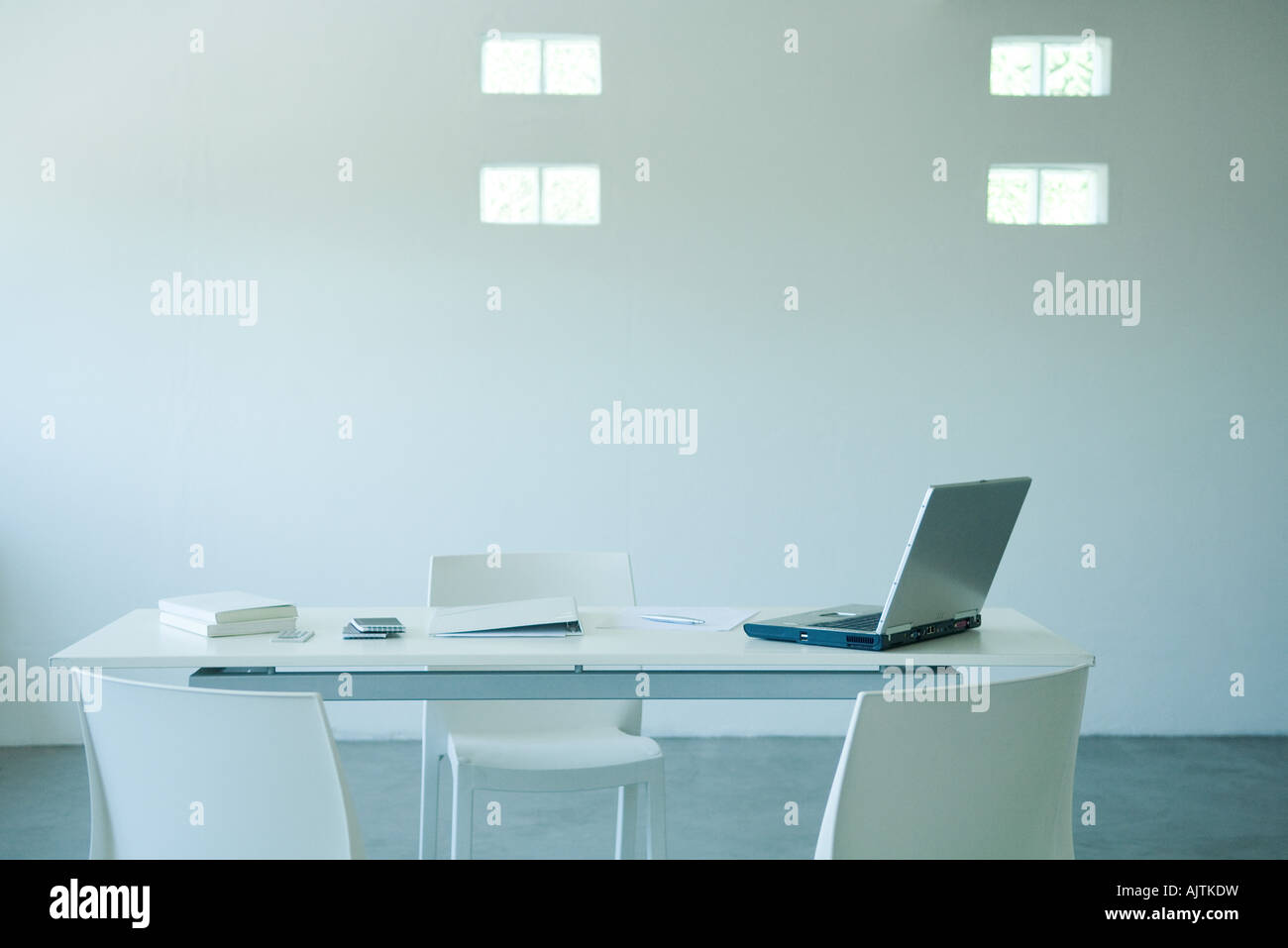 Vacant desk laptop hi-res stock photography and images - Alamy