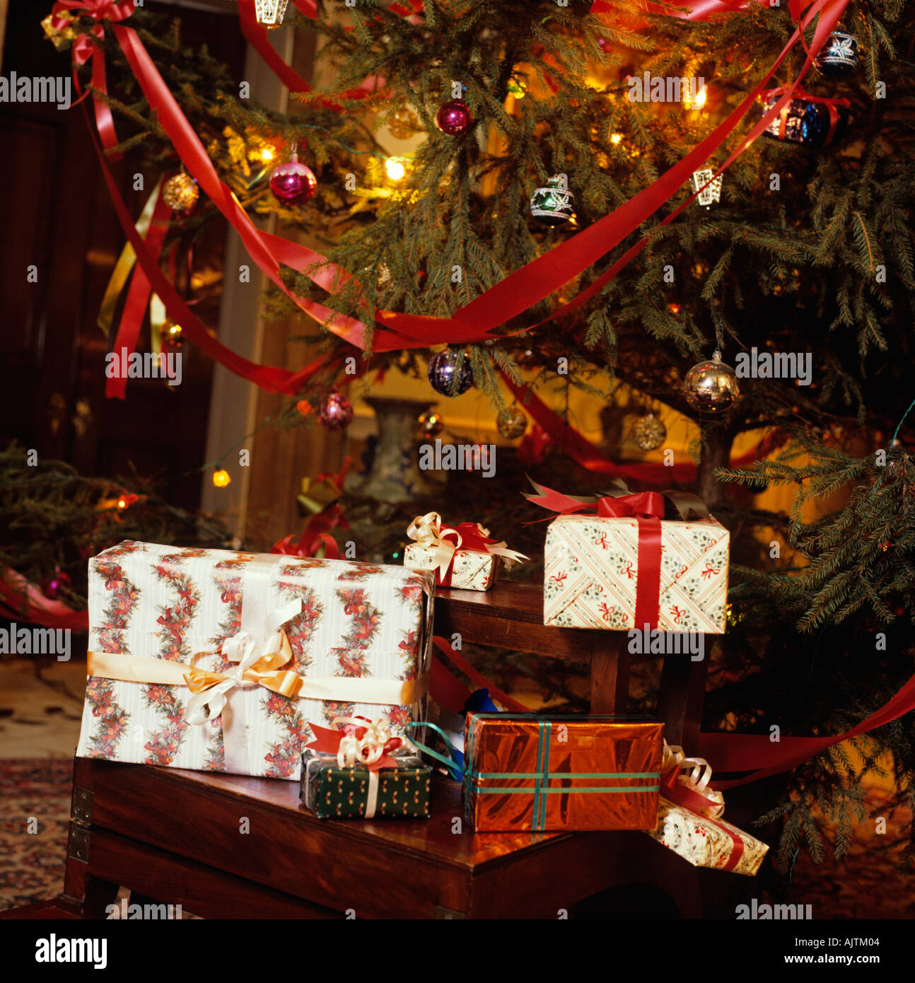 Wrapped christmas presents drawing hi-res stock photography and images ...