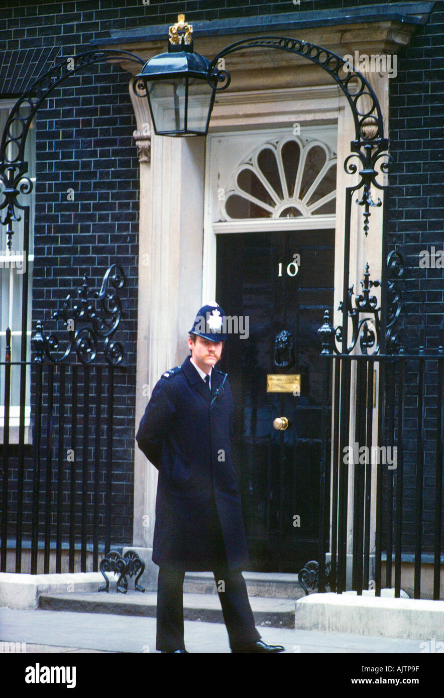 Policeman outside downing street hi-res stock photography and images ...
