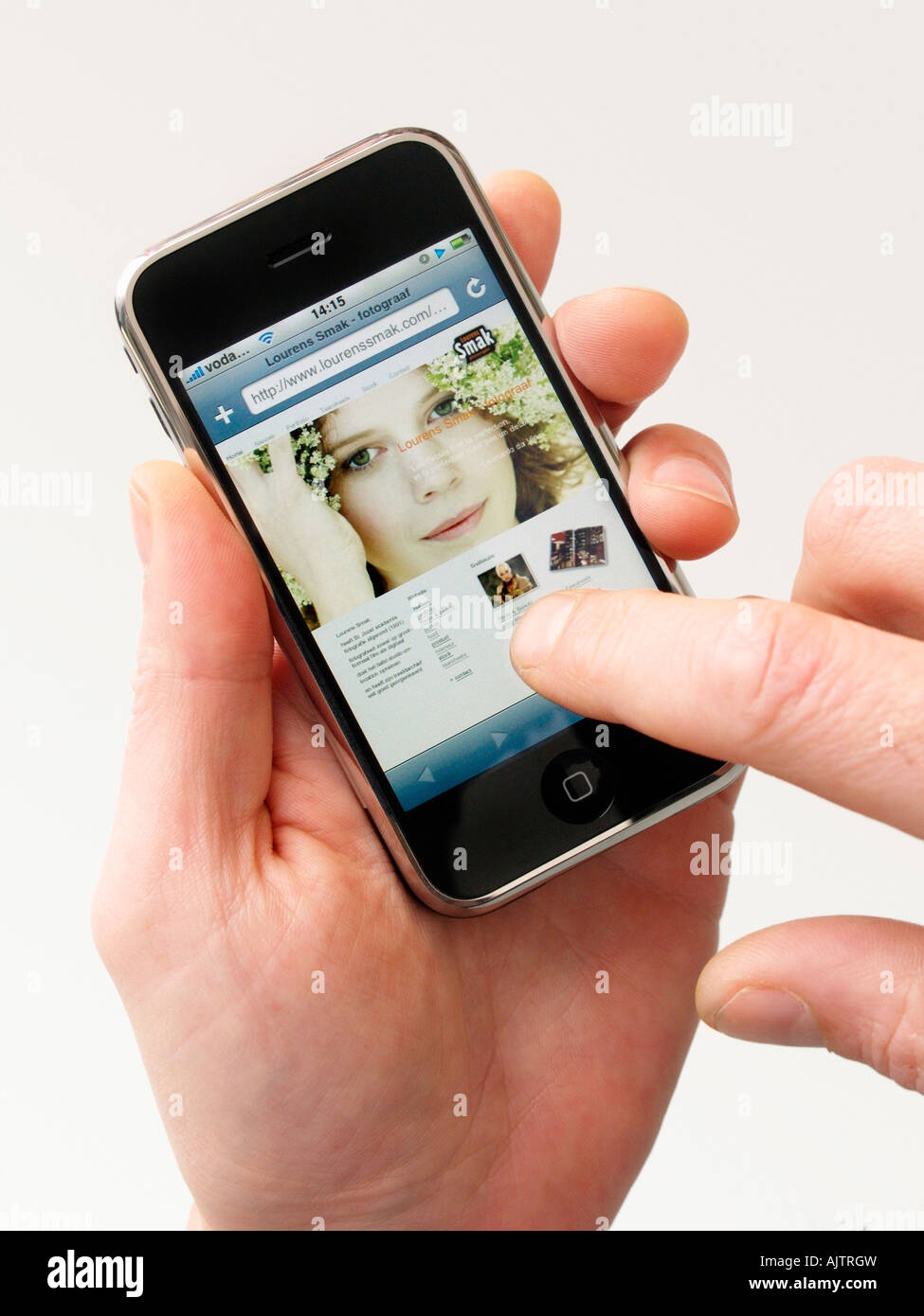 Surfing browsing the web on the Apple iPhone Thanks to wifi networks ...