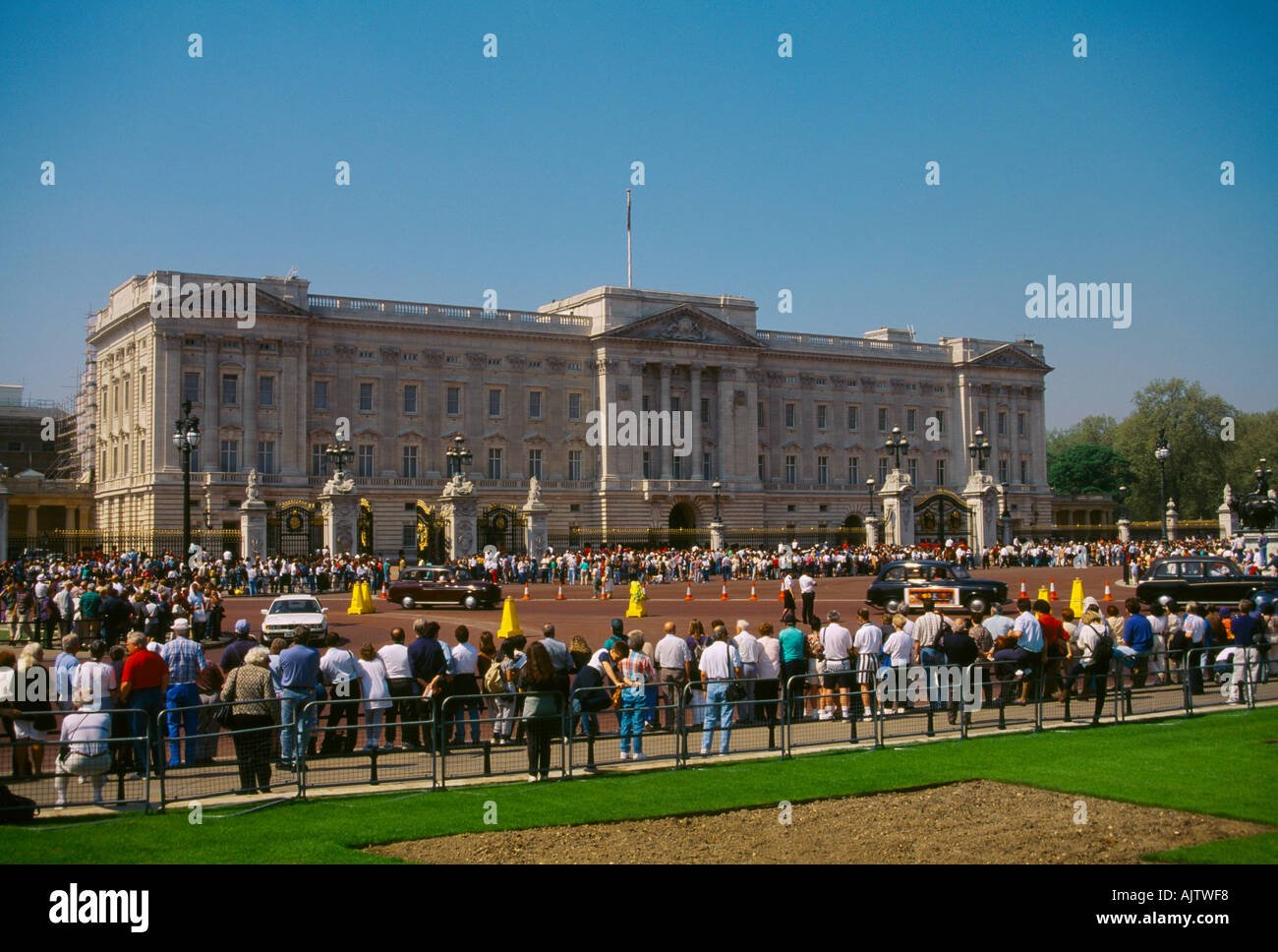 London England Buckingham Palace Crowds Of People Stock Photo - Alamy