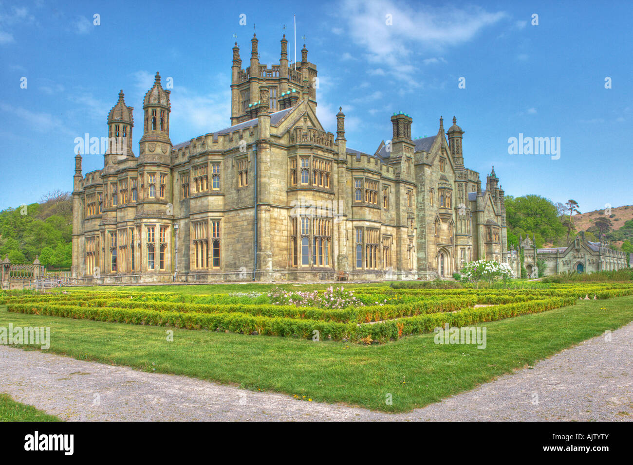 Castle gothic tudor style mansion hi-res stock photography and images ...
