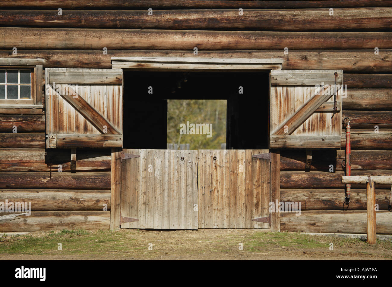 Barn with open doors Stock Photo - Alamy