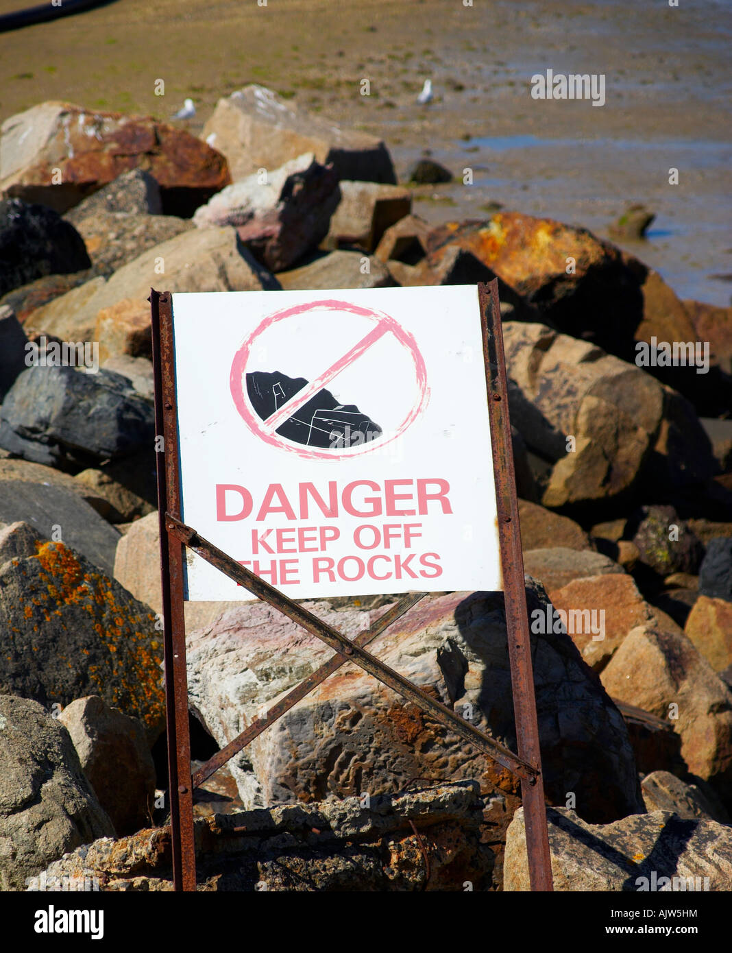 Slippery rocks warning sign beach hi-res stock photography and images ...