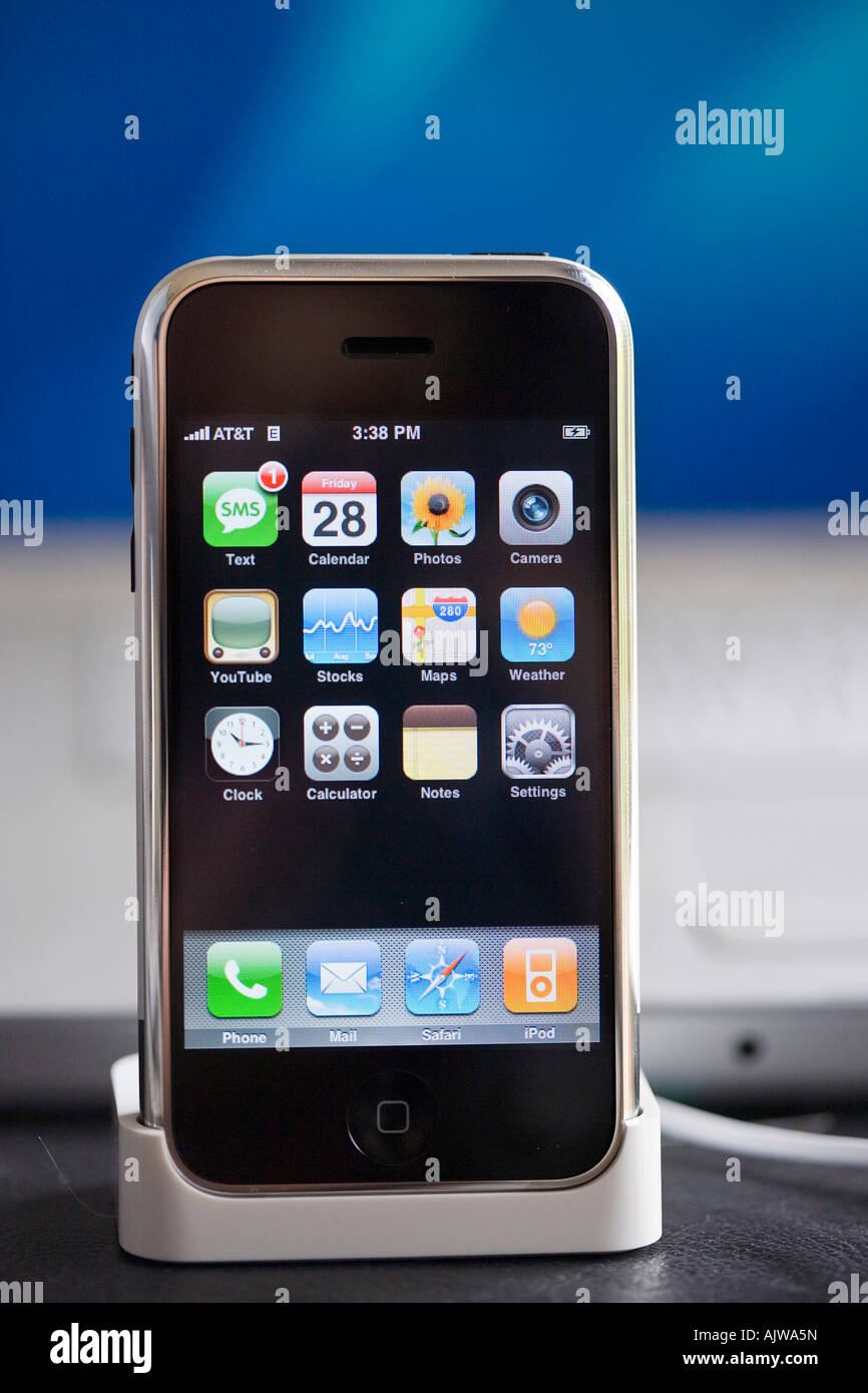 Iphone charging screen hi-res stock photography and images - Alamy