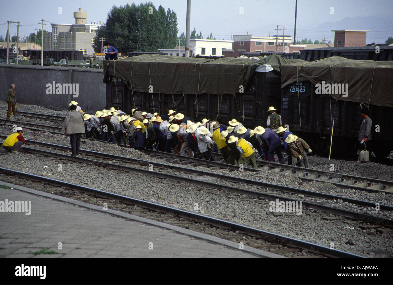 Chinese railway workers hi-res stock photography and images - Alamy