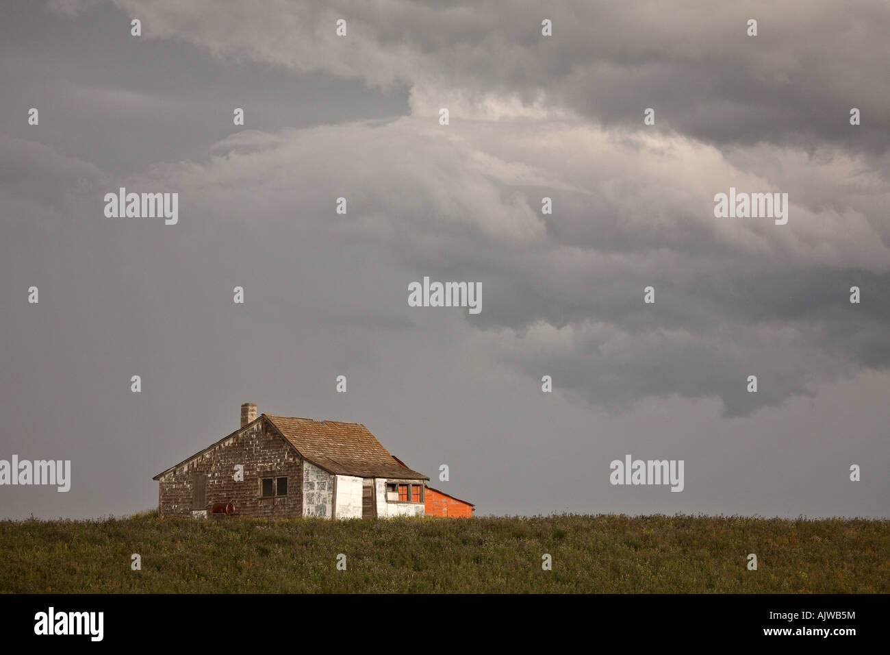 Storm clouds over an abandoned farm house Stock Photo - Alamy