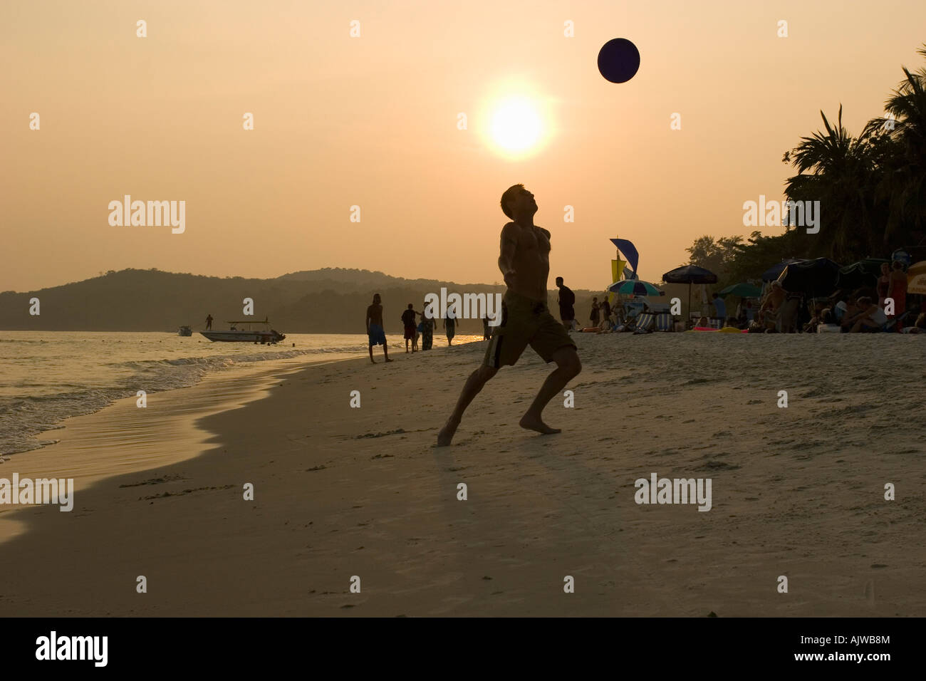 Man playing with frisbee on the beach hi-res stock photography and ...