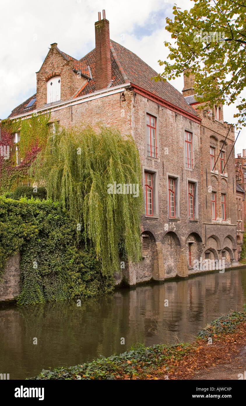 Canalside building hi-res stock photography and images - Alamy
