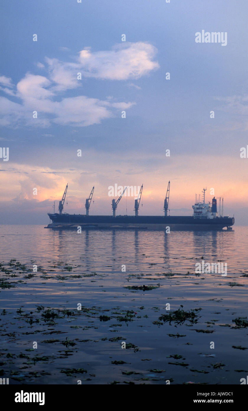 Manila bay ship hi-res stock photography and images - Alamy