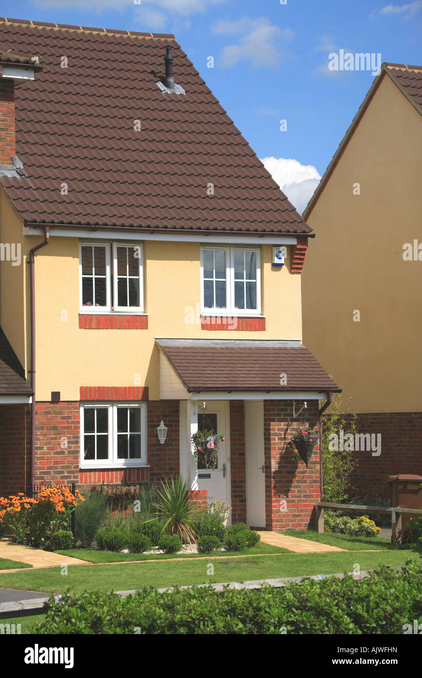 Semi detached house uk hi-res stock photography and images - Alamy