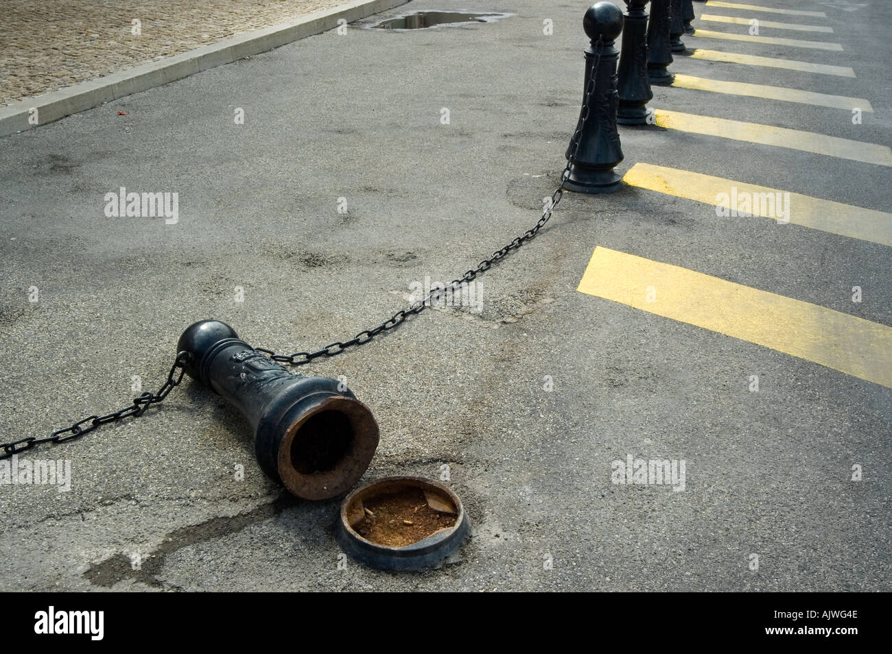 Pedestal and broken hi-res stock photography and images - Alamy