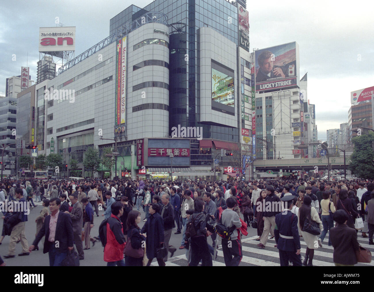 Scene from Shibuya in downtown Tokyo Stock Photo - Alamy