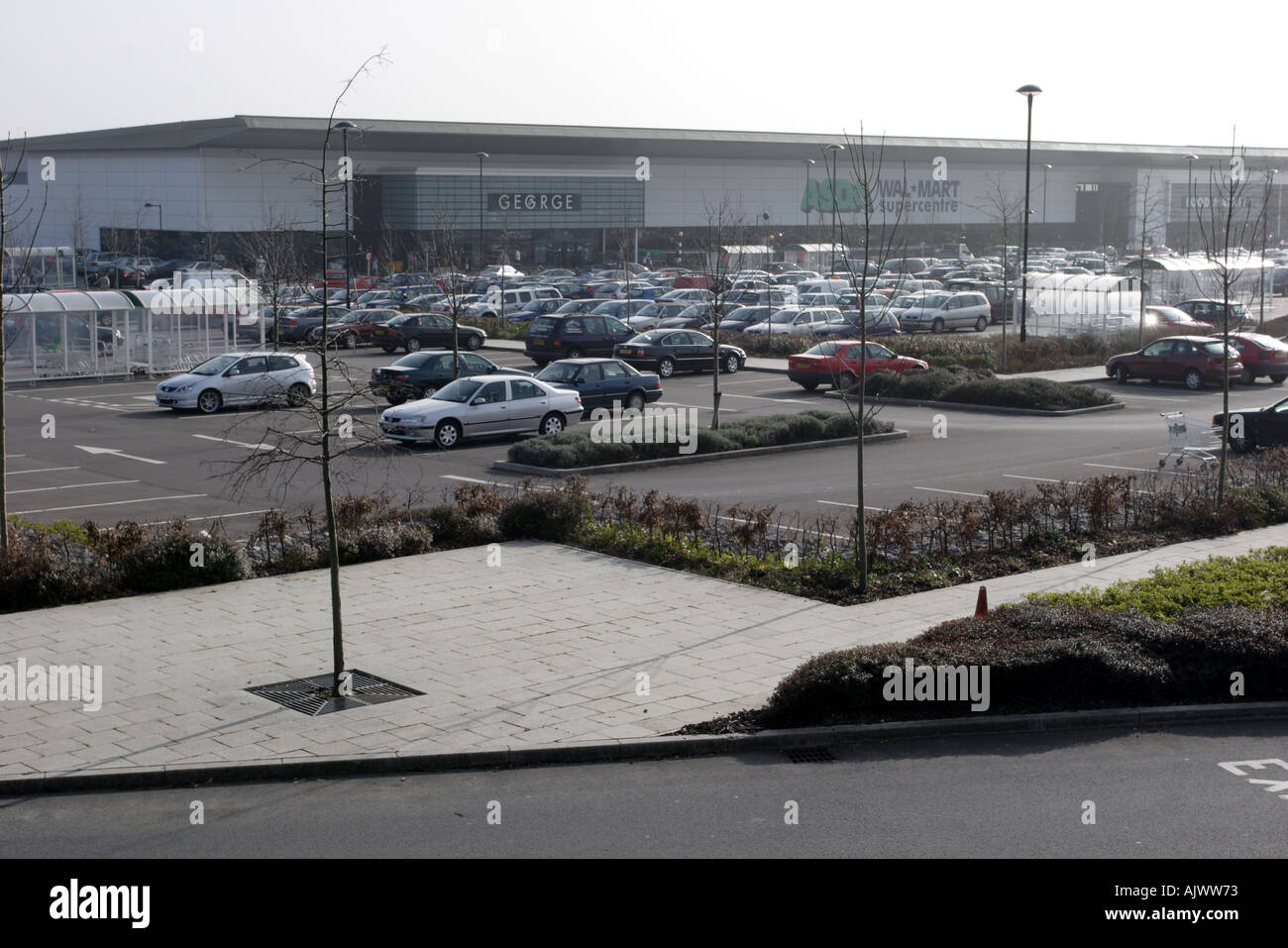 Retail park superstore car park and vehicles Stock Photo - Alamy