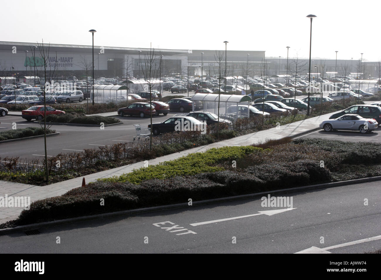 Retail park superstore car park and vehicles Stock Photo - Alamy
