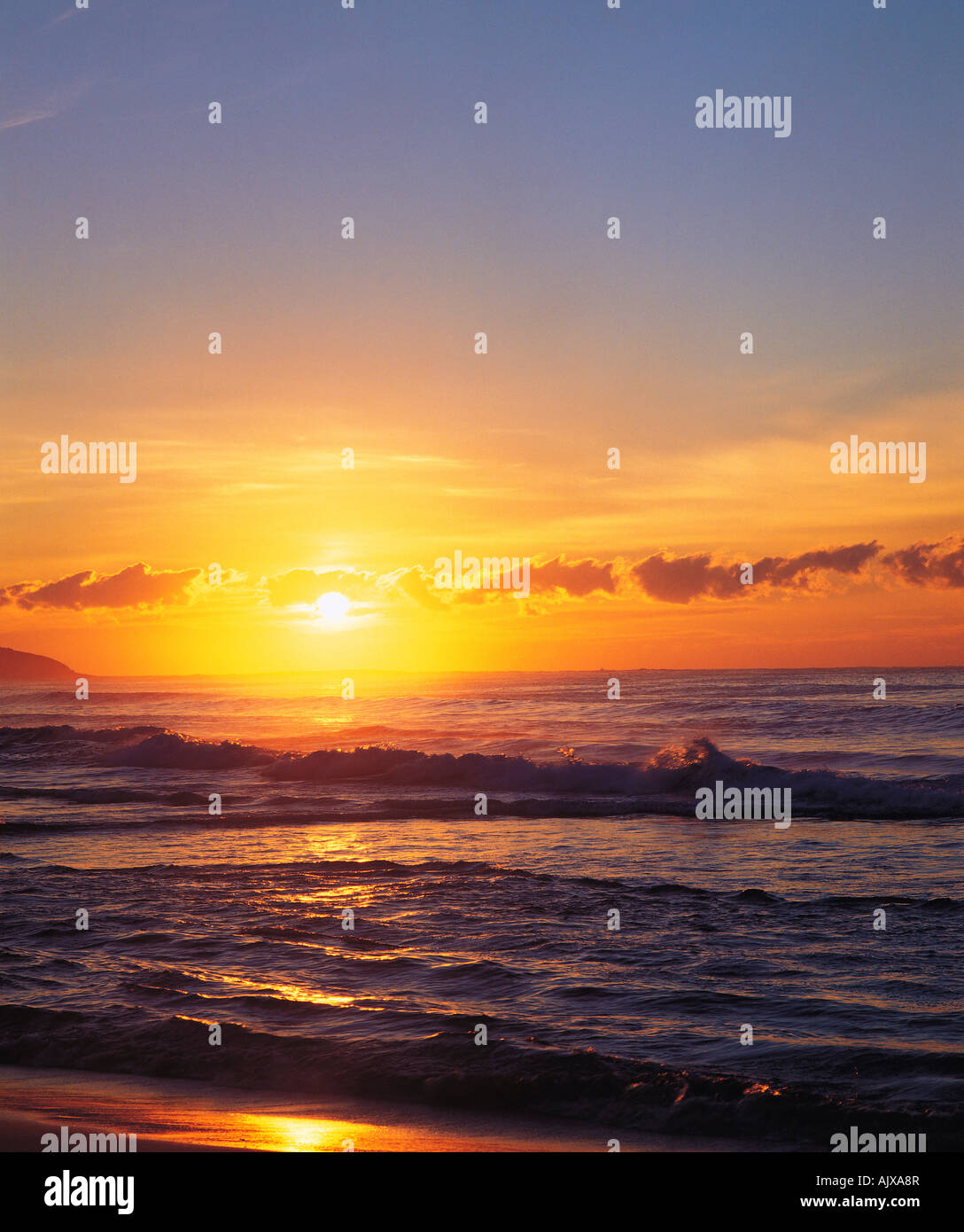 Sunset over water ocean hi-res stock photography and images - Alamy