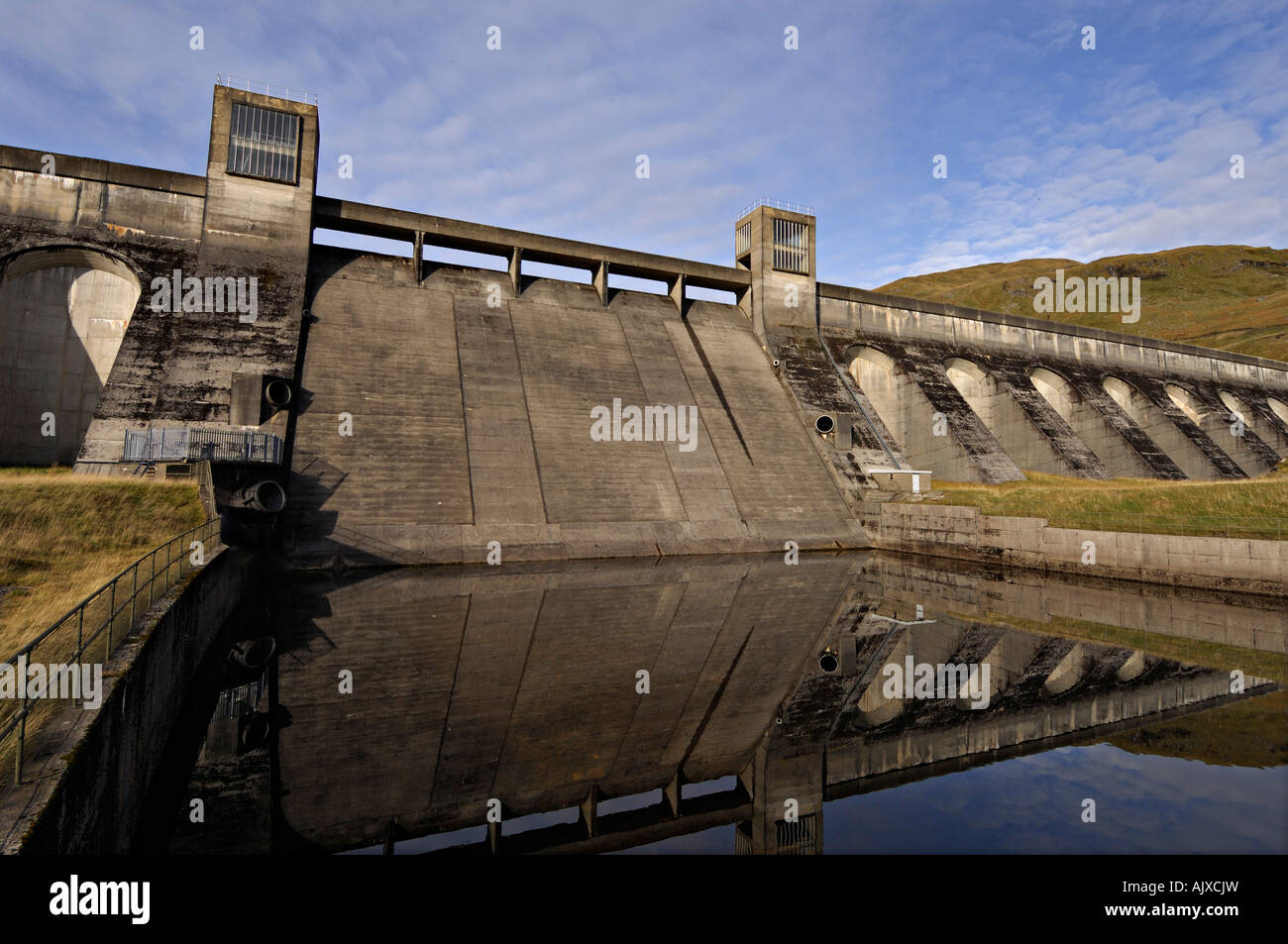 The Loch Lyon hydro electricity dam and spillway Glen Lyon Perthshire ...