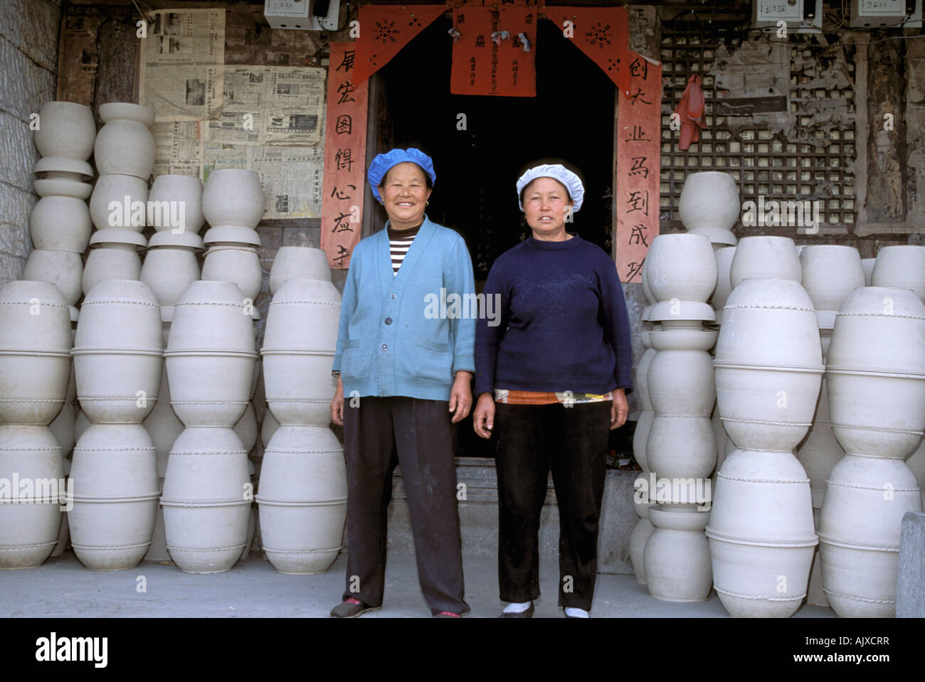 Unfired pottery hi-res stock photography and images - Alamy