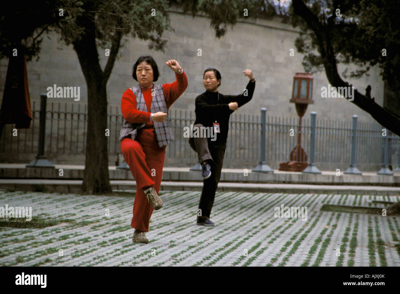 Temple of heaven beijing tai chi hi-res stock photography and images ...