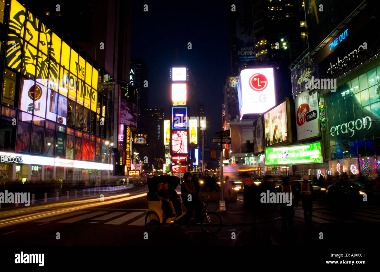 Famous times square hi-res stock photography and images - Alamy