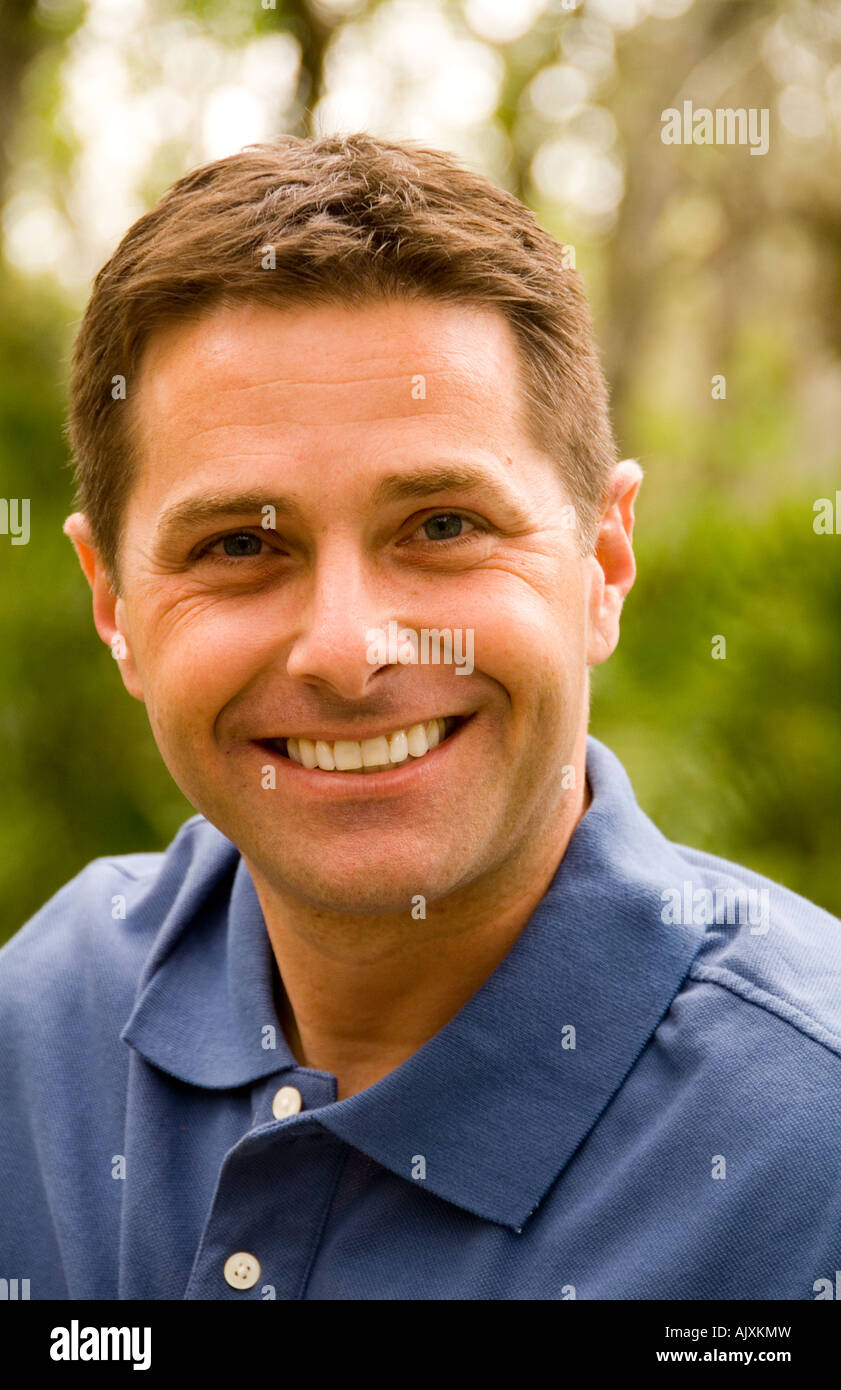 Portrait outdoors af attractive man in his 30s smiling testimontial ...