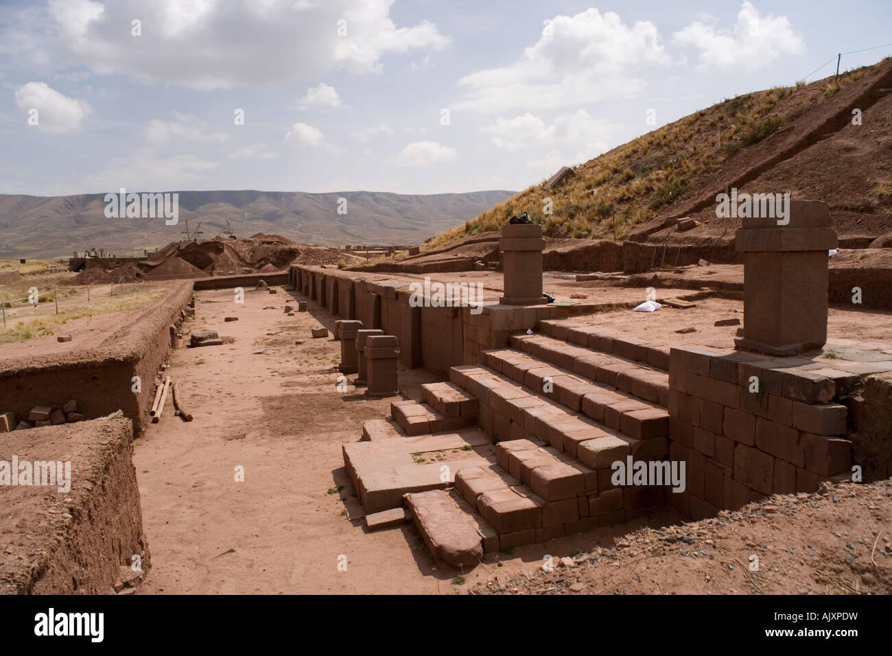 Akapana pyramid tiwanaku bolivia hi-res stock photography and images ...
