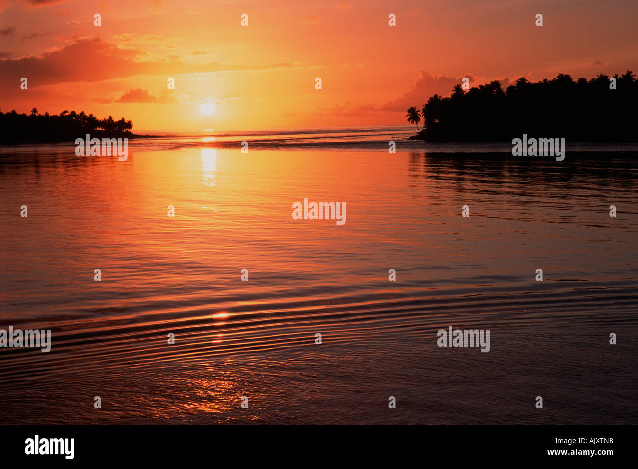 Apataki atoll hi-res stock photography and images - Alamy