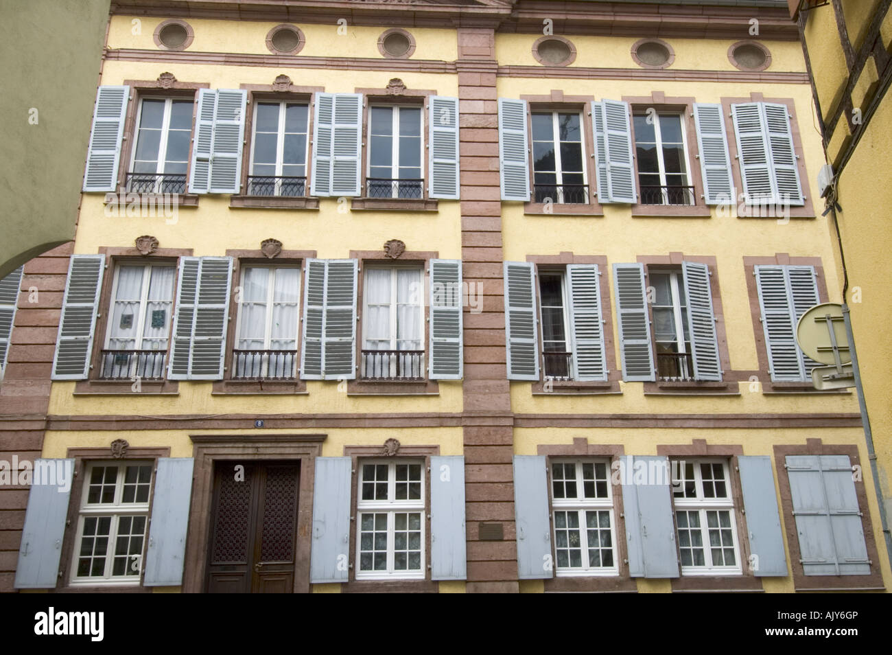 Three story building hi-res stock photography and images - Alamy