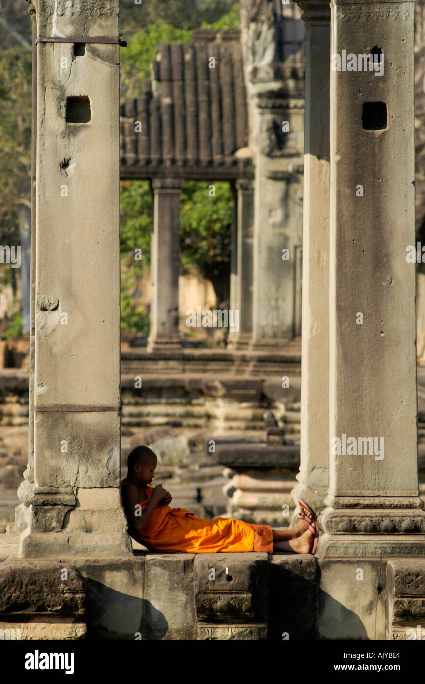Cambodia Siem Reap Angkor Wat resting monk Stock Photo - Alamy